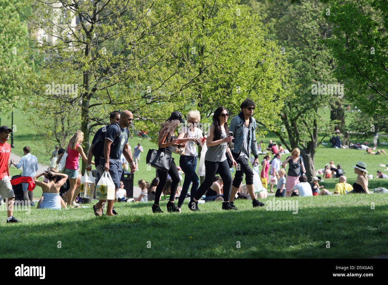 Katie Waissel out with friends in Primrose Hill London, England - 22.04 ...