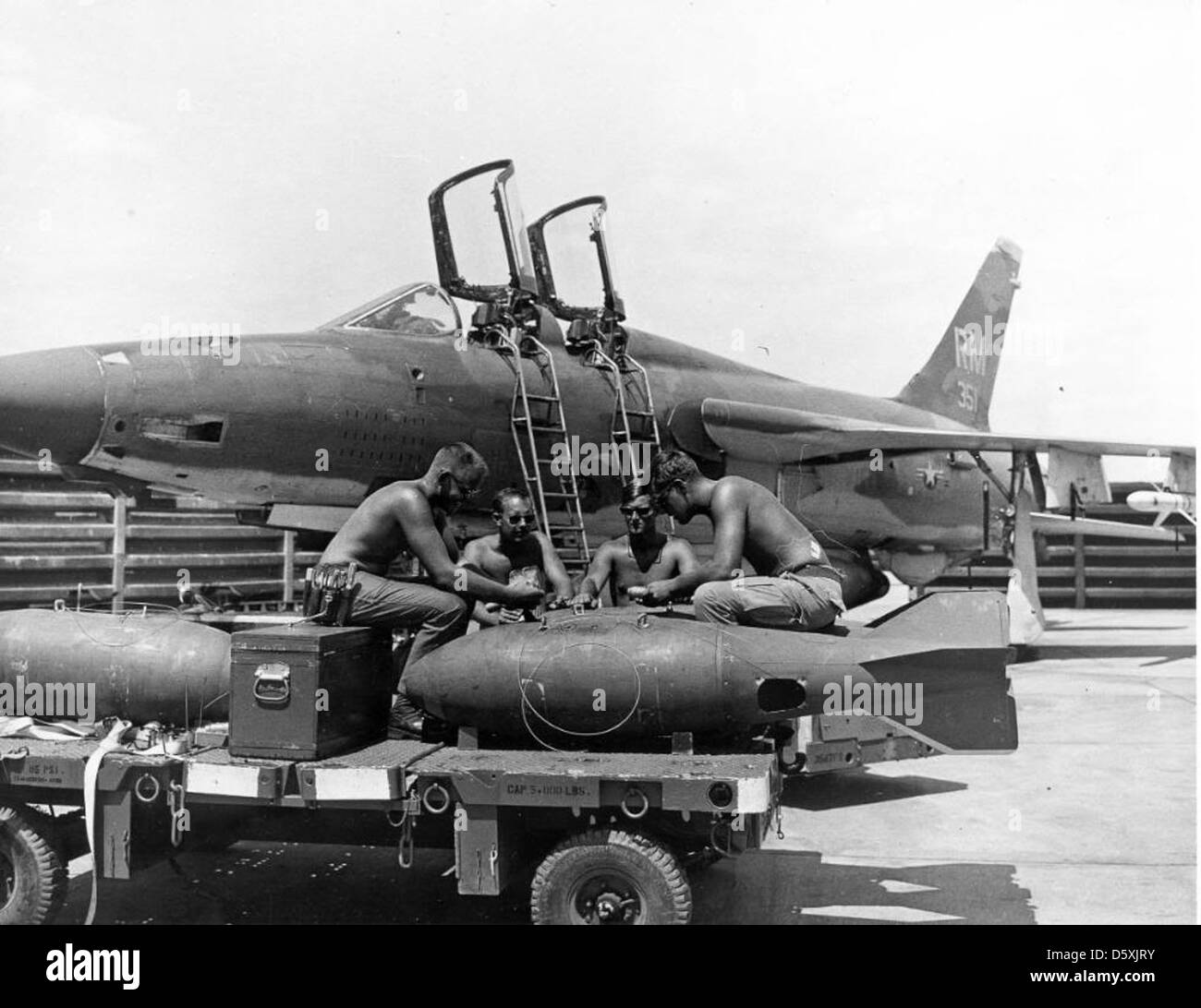 Weapons crew hi-res stock photography and images - Alamy