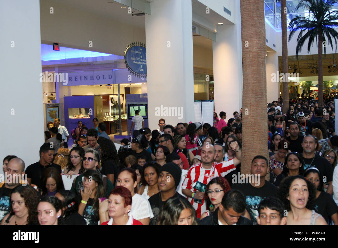 Fans Mexican Latin rock band Mana sign copies of their new album 'Drama ...