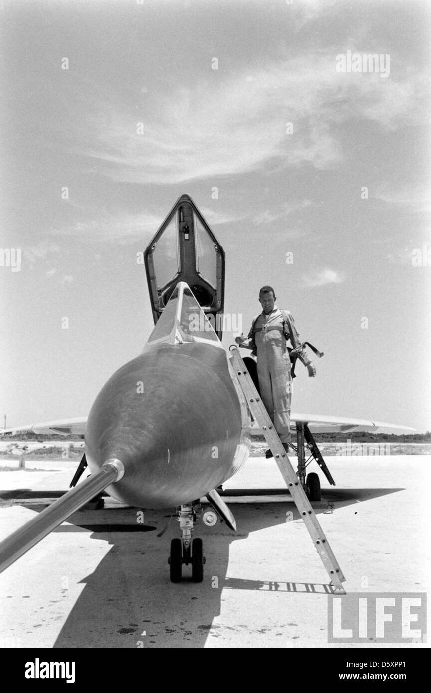 Delta dart airplane Black and White Stock Photos & Images - Alamy