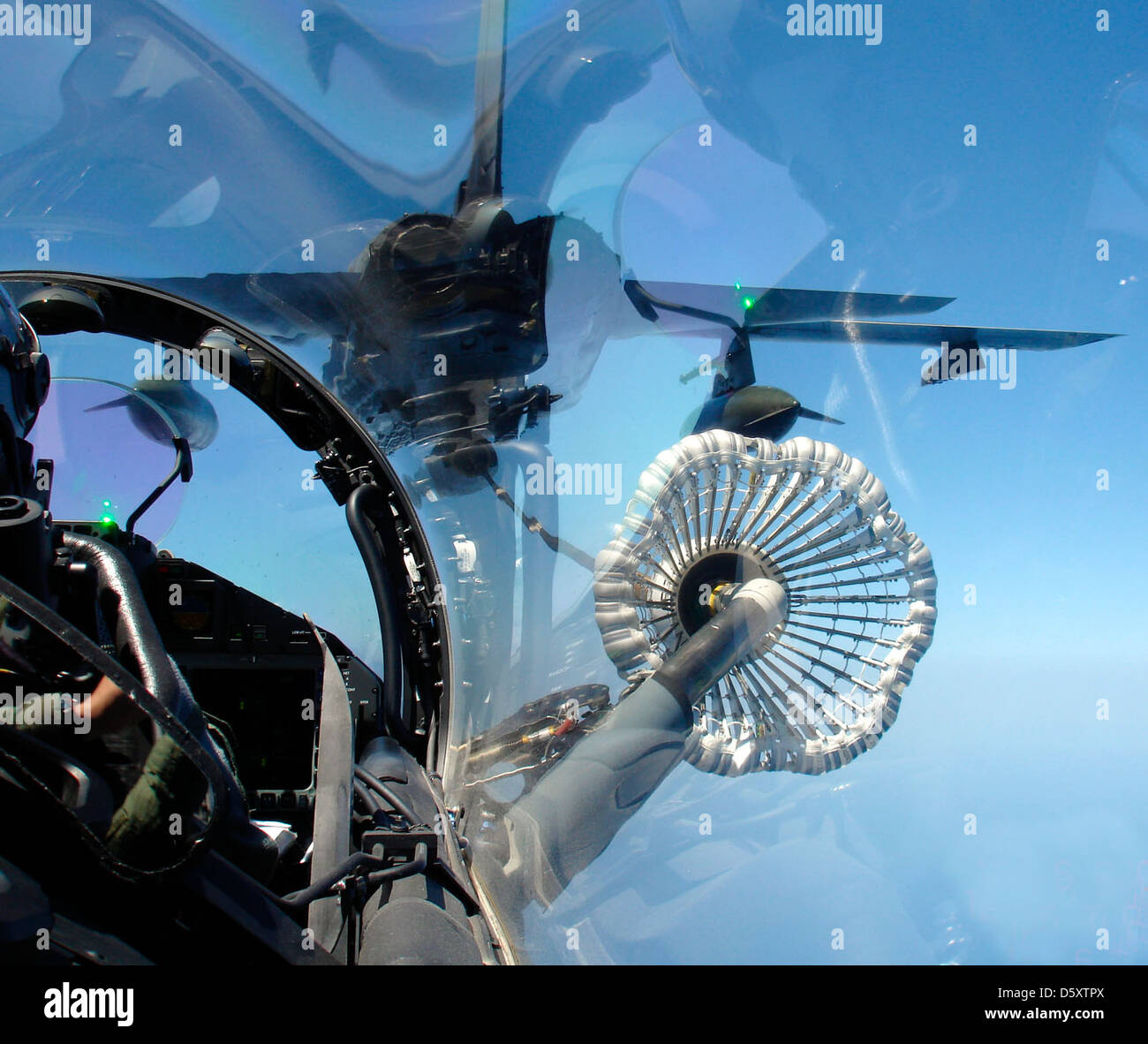 Eurofighter typhoon air refueling hi-res stock photography and images ...