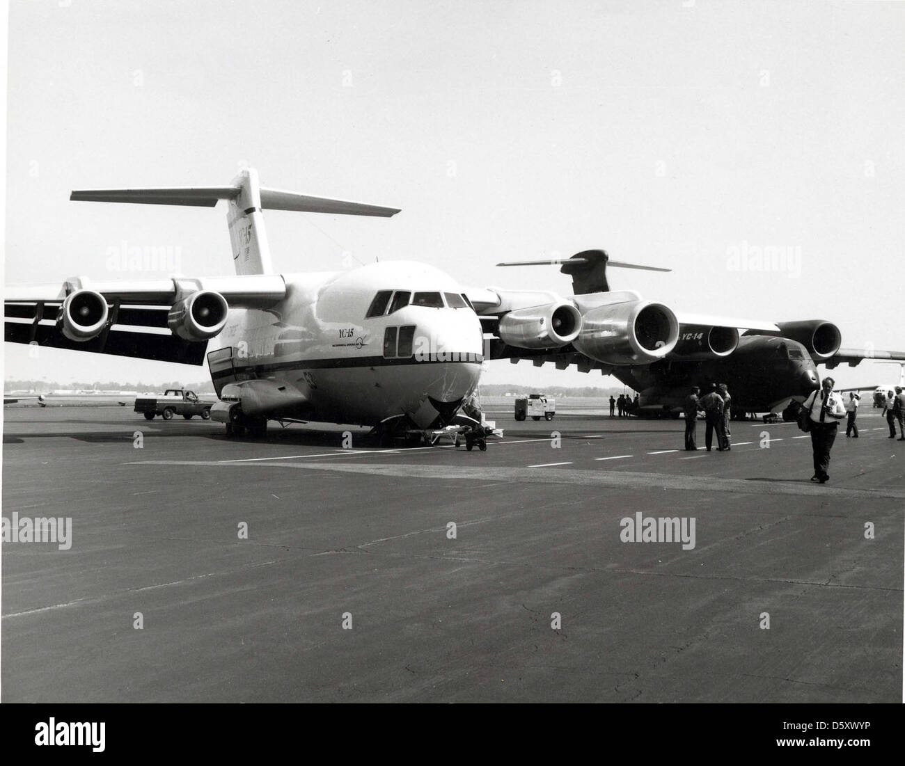 McDonnell Douglas YC-15 and Boeing YC-14 Stock Photo - Alamy