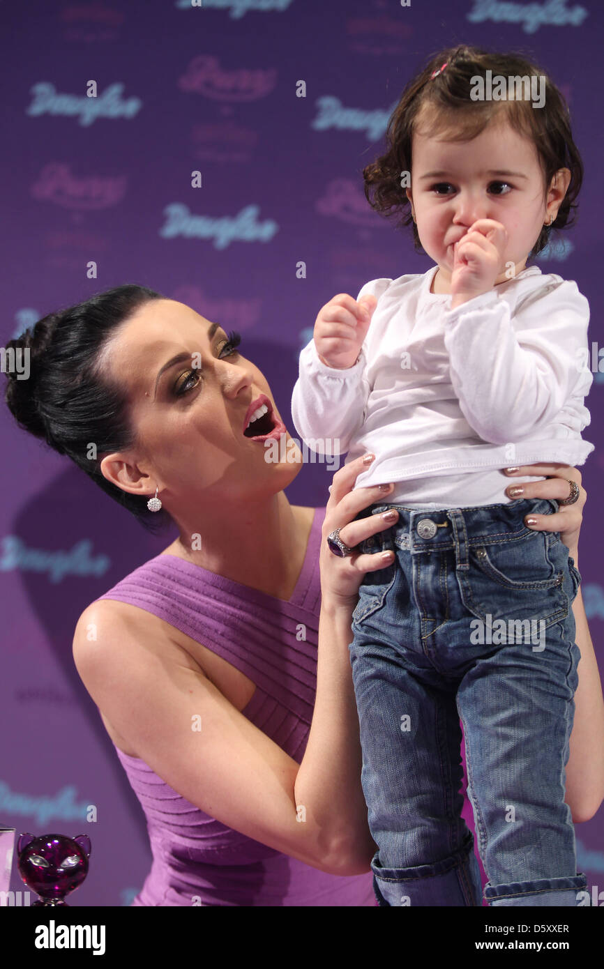 Katy Perry, 18 month old fan Levin German launch of the scent "Purr by ...