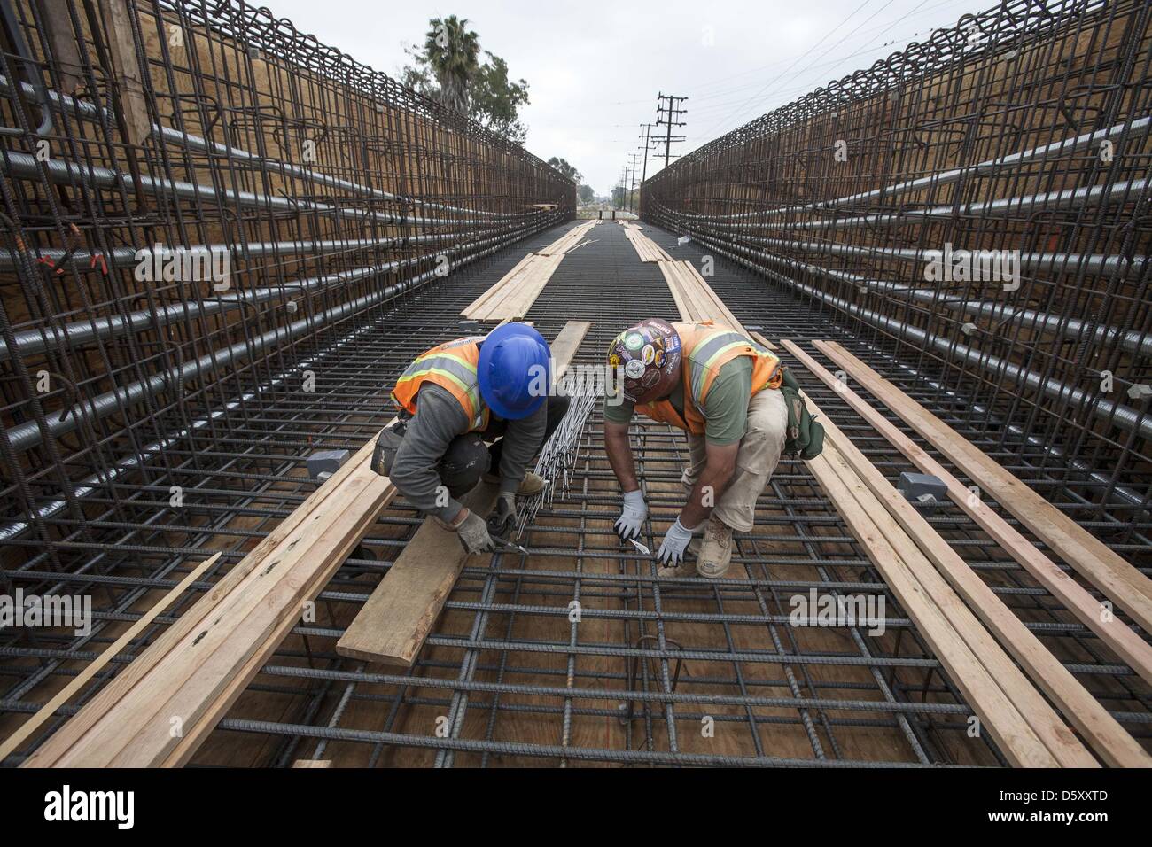 Construction workers iron rods construction hi-res stock photography ...