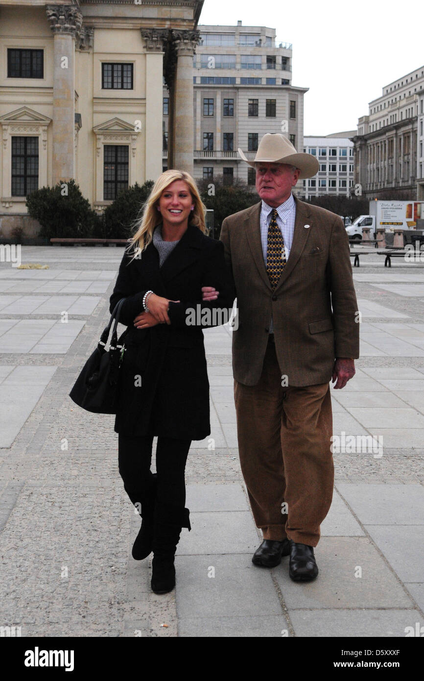 Larry Hagman and his granddaughter Tera take a walk around ...