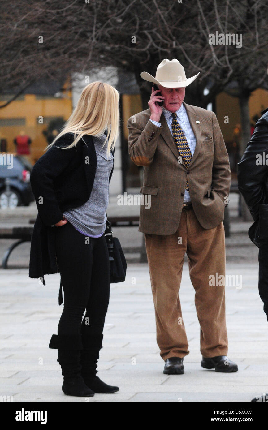 Larry Hagman and his granddaughter Tera take a walk around ...