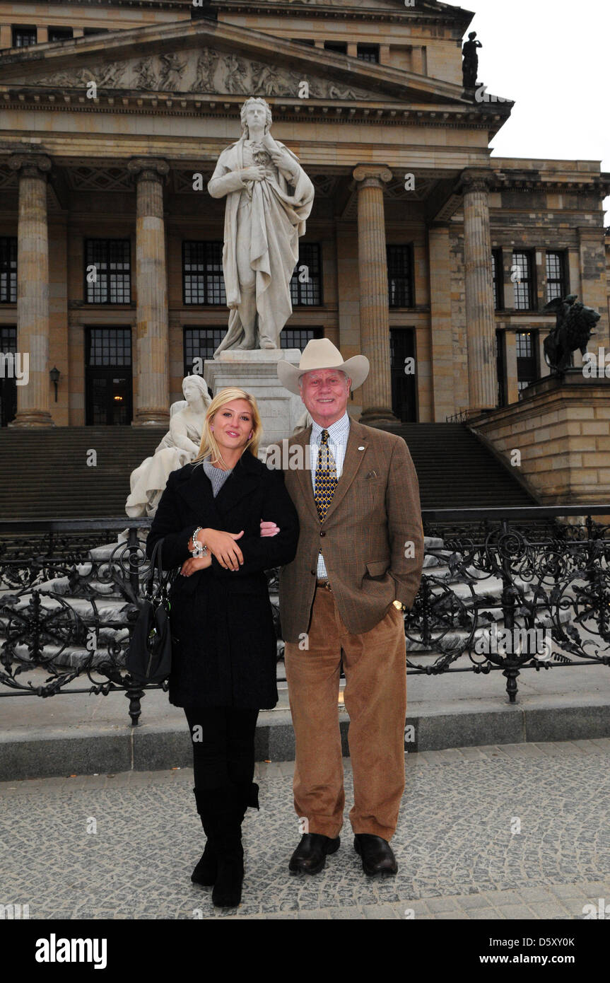 Larry Hagman and his granddaughter Tera take a walk around ...