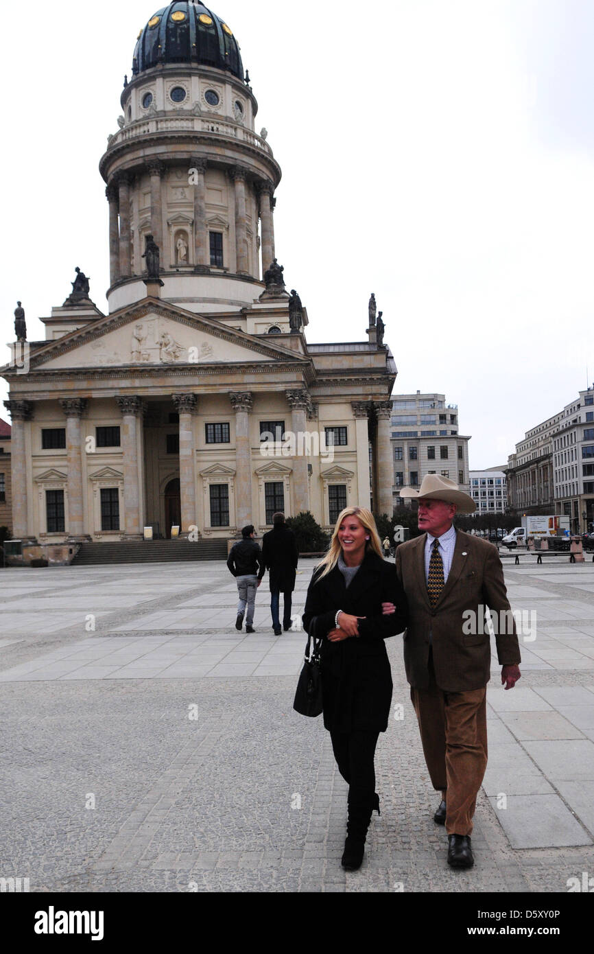 Larry Hagman and his granddaughter Tera take a walk around ...