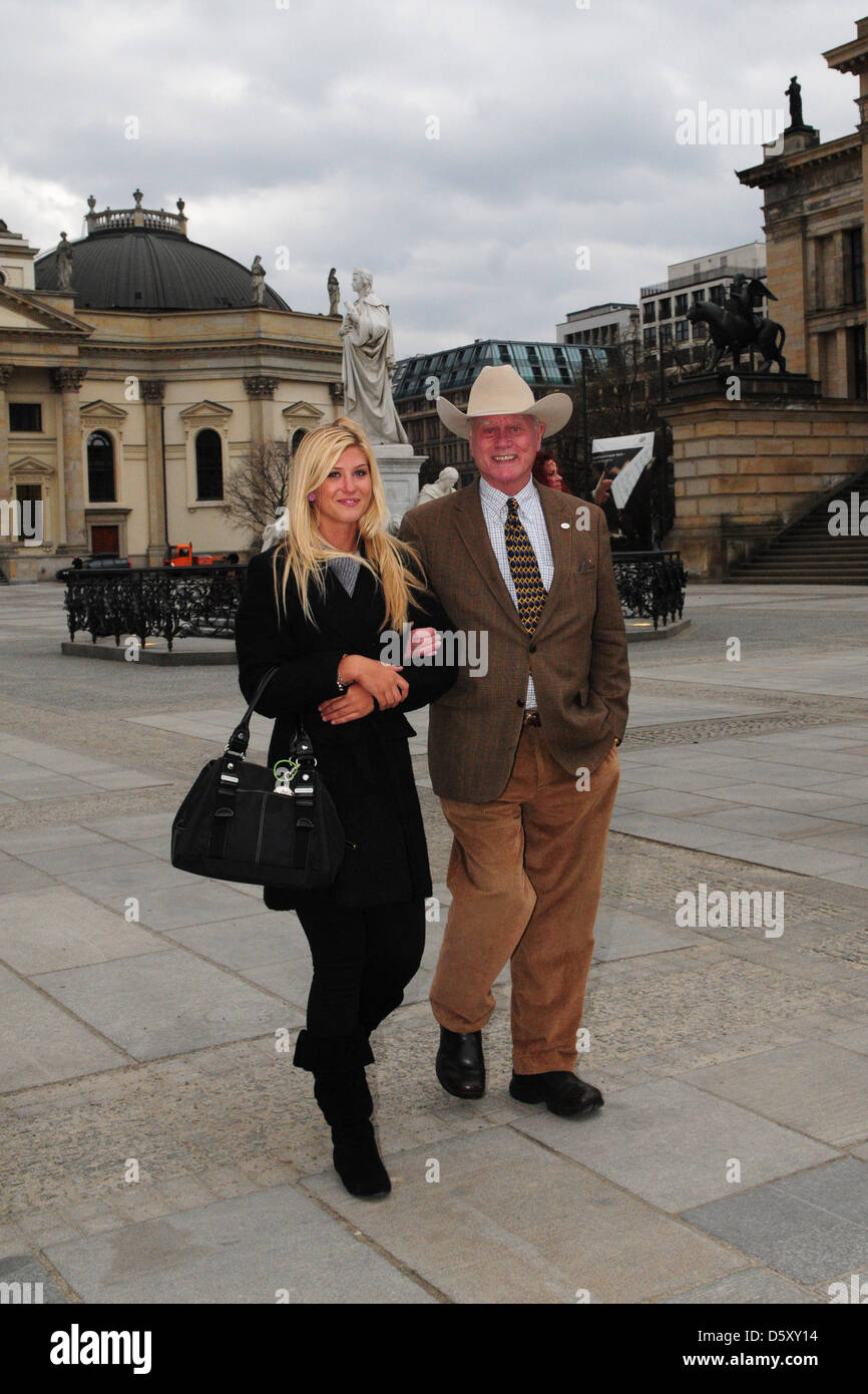 Larry Hagman and his granddaughter Tera take a walk around ...
