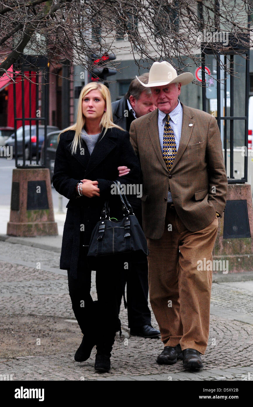 Larry Hagman and his granddaughter Tera take a walk around ...
