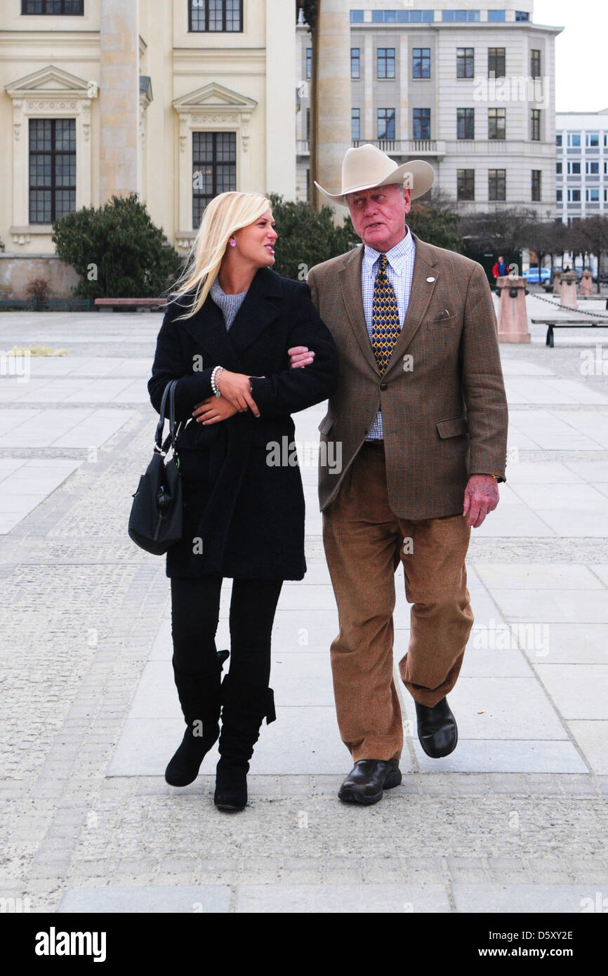 Larry Hagman and his granddaughter Tera take a walk around ...