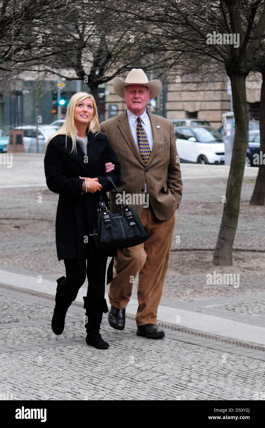 Larry Hagman and his granddaughter Tera take a walk around ...