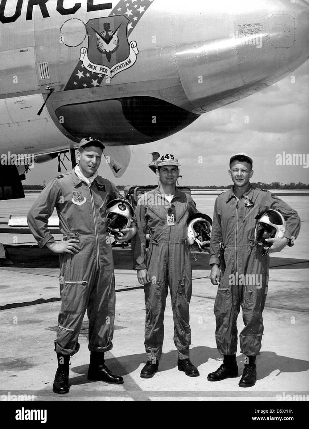 Combat ground crew boeing Black and White Stock Photos & Images - Alamy
