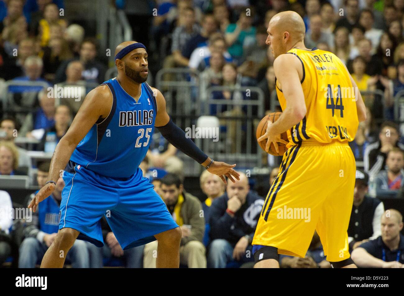 Vince Carter (L) of the Dallas Mavericks defends Alba Berlin's Zach ...