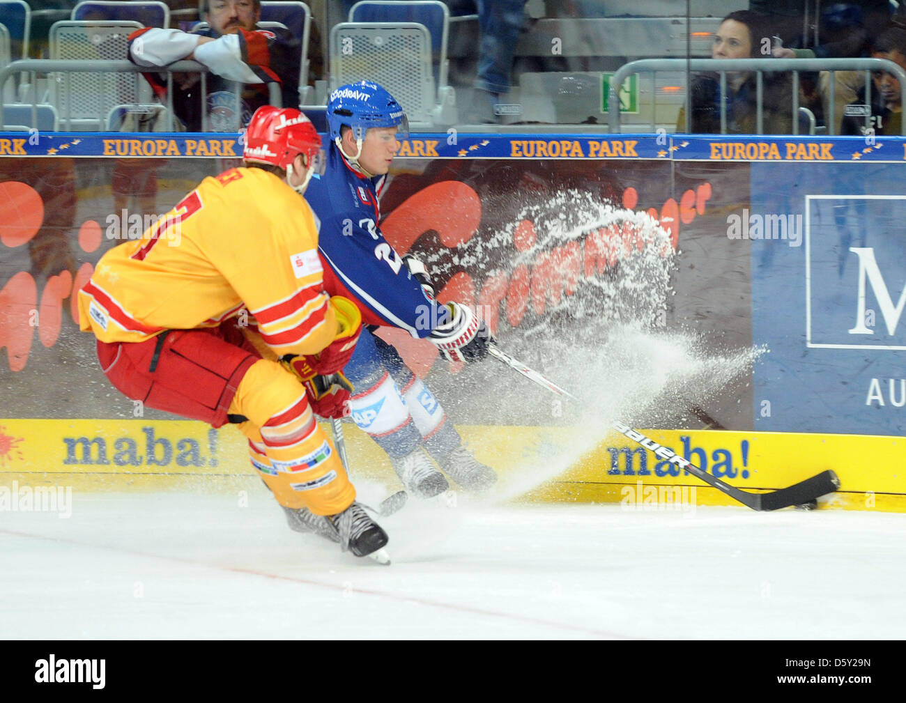 Mannheim's Frank Mauer (R) and Duesseldorf's Bernhard Ebner vie for the ...