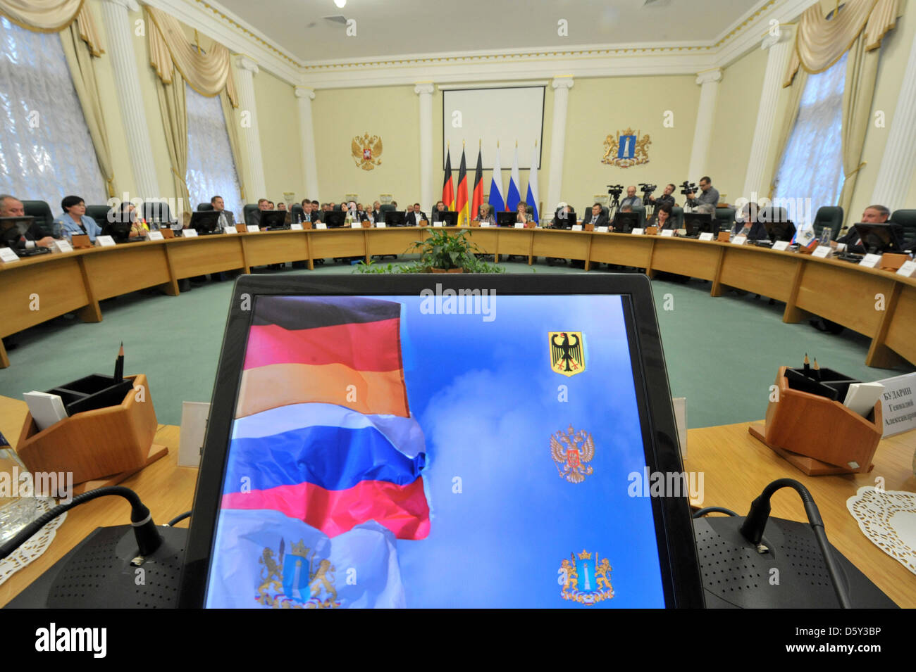 Delegations from Thuringia and Ulyanovsk sit at a round table at the ...