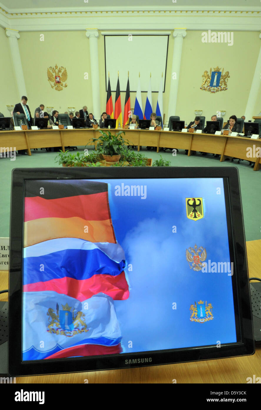 Delegations from Thuringia and Ulyanovsk sit at a round table at the ...