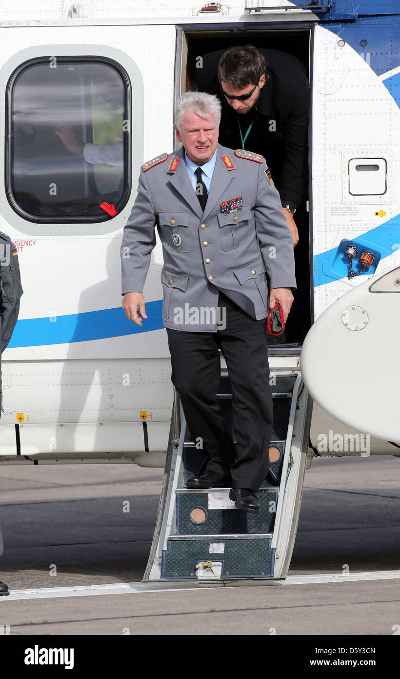 Volker Wieker (R), Chief of Staff of the German Armed Forces, steps out ...