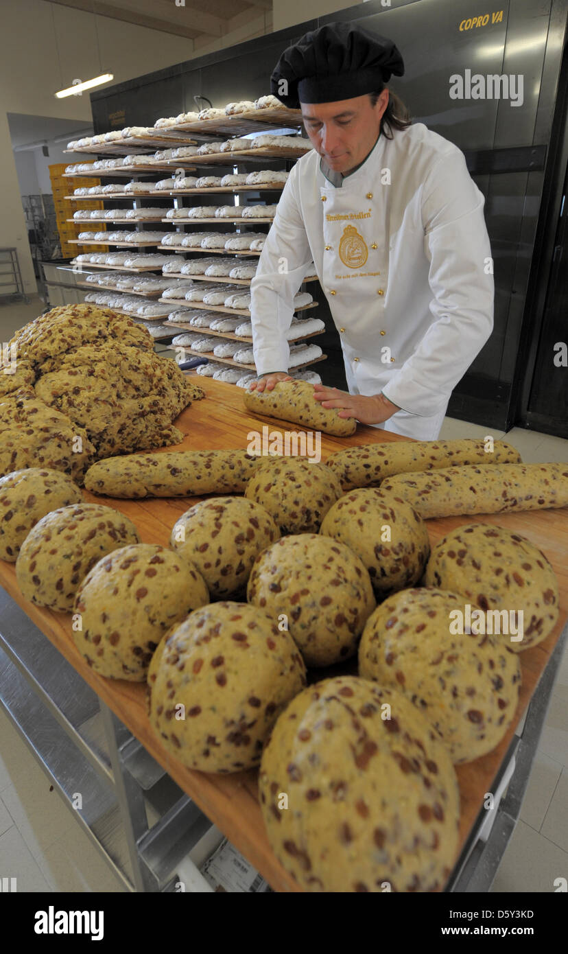 Baker Ronald Morenz presents the first Dresden stollen of the new ...