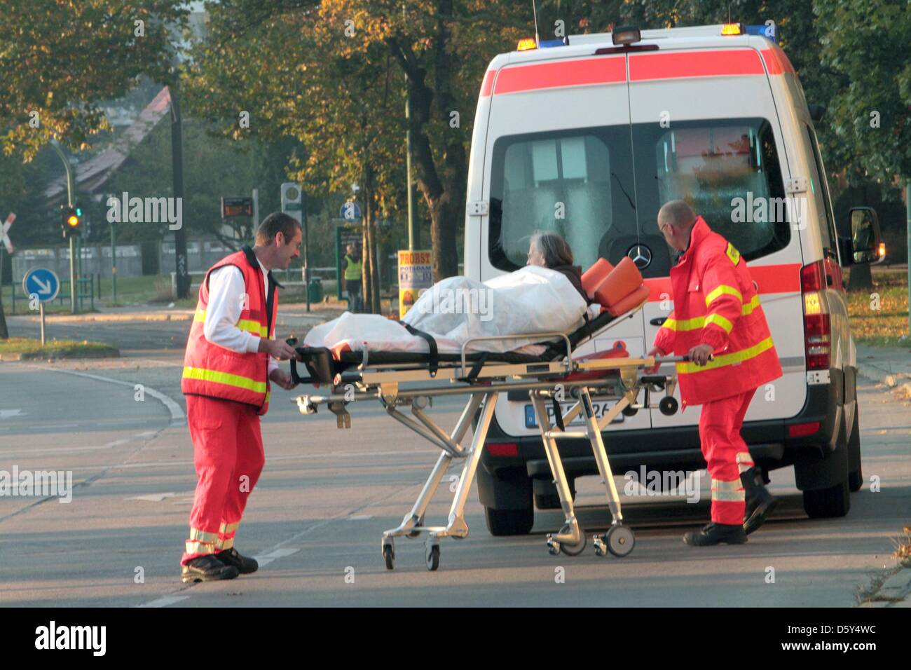 Women ambulance world war hi-res stock photography and images - Alamy