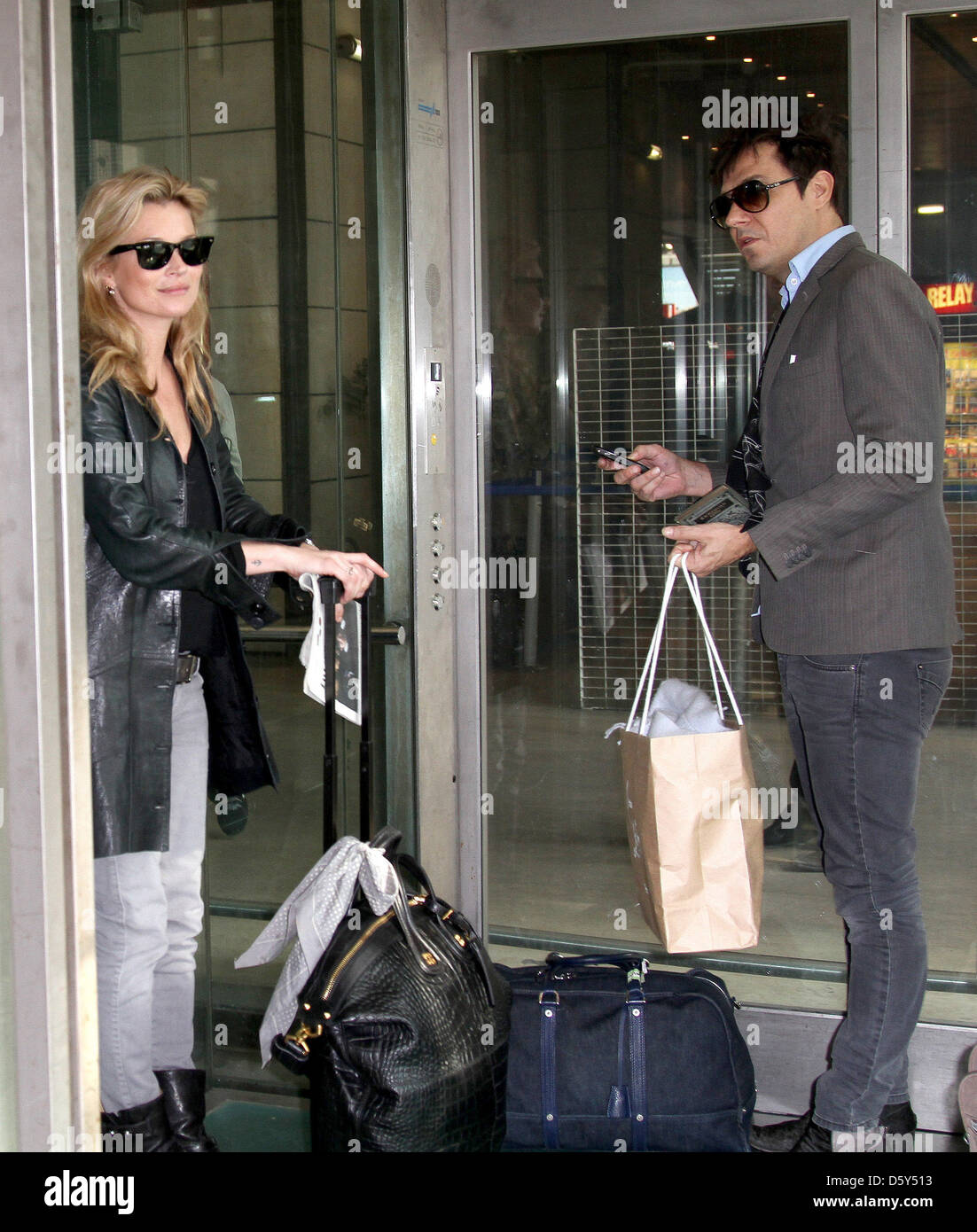 Kate Moss and Jamie Hince leaving the Ritz hotel on their way to take ...
