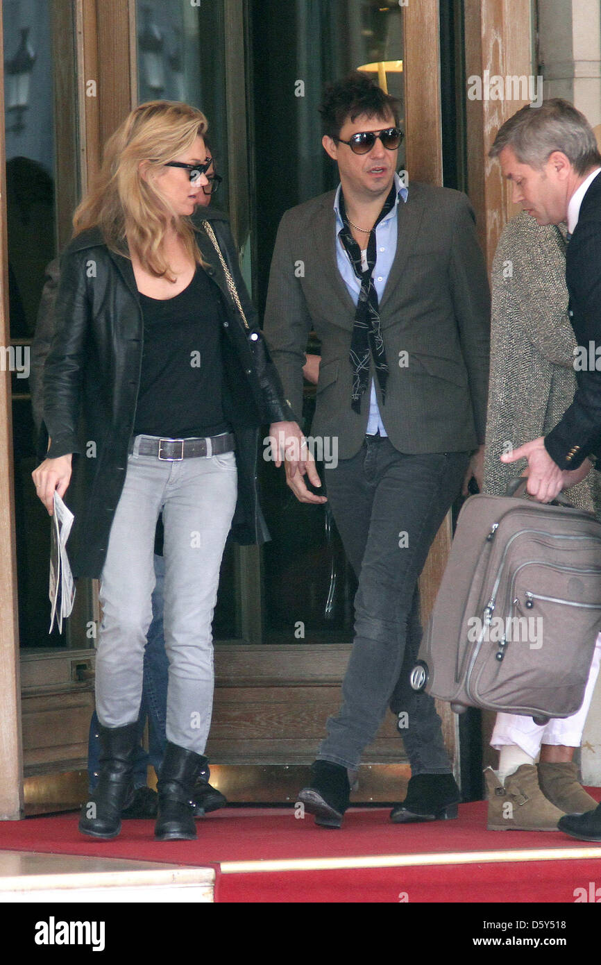 Kate Moss and Jamie Hince leaving the Ritz hotel on their way to take ...