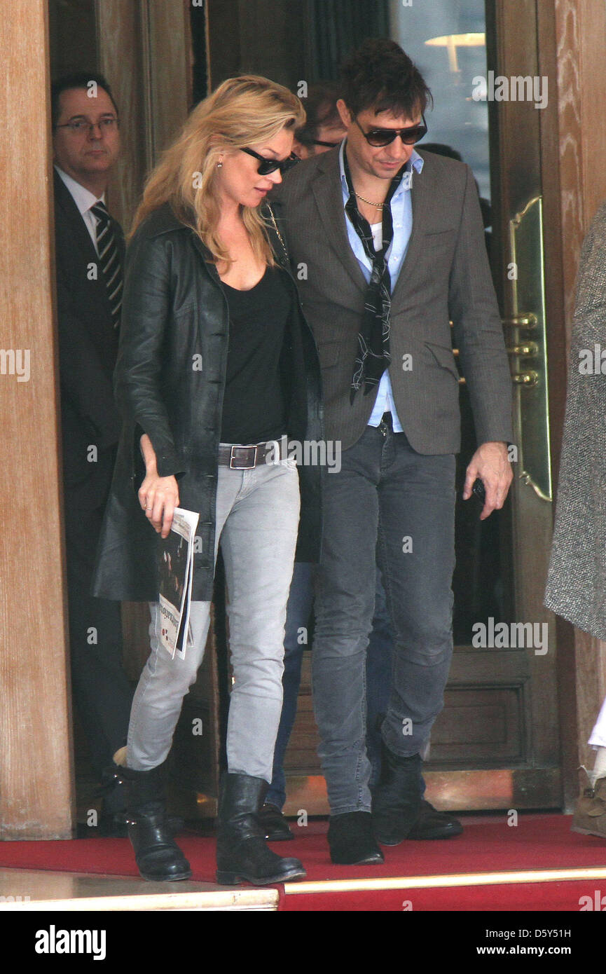 Kate Moss and Jamie Hince leaving the Ritz hotel on their way to take ...