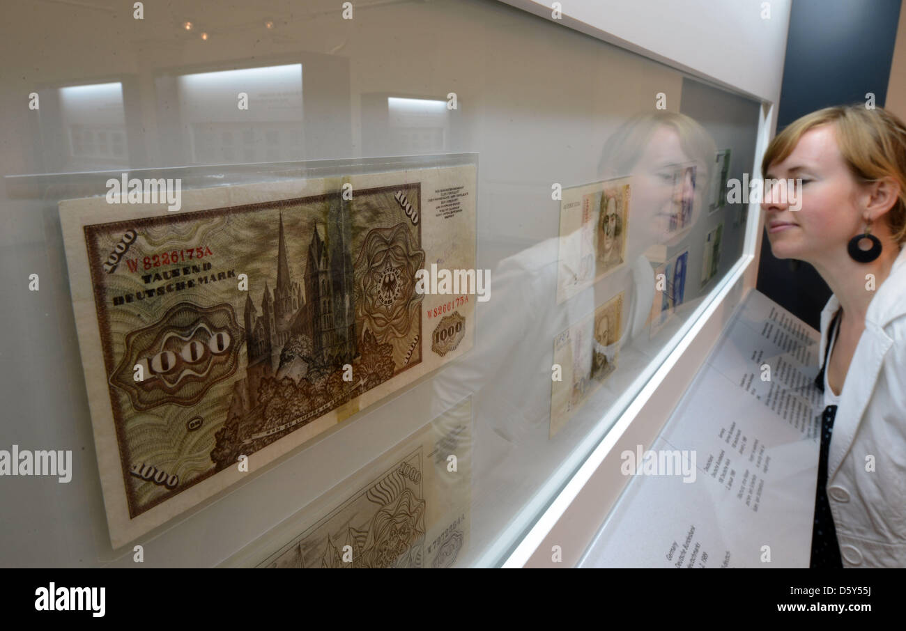 A woman views a hand-painted 1000 DM banknote by Guenter Hopfinger at ...