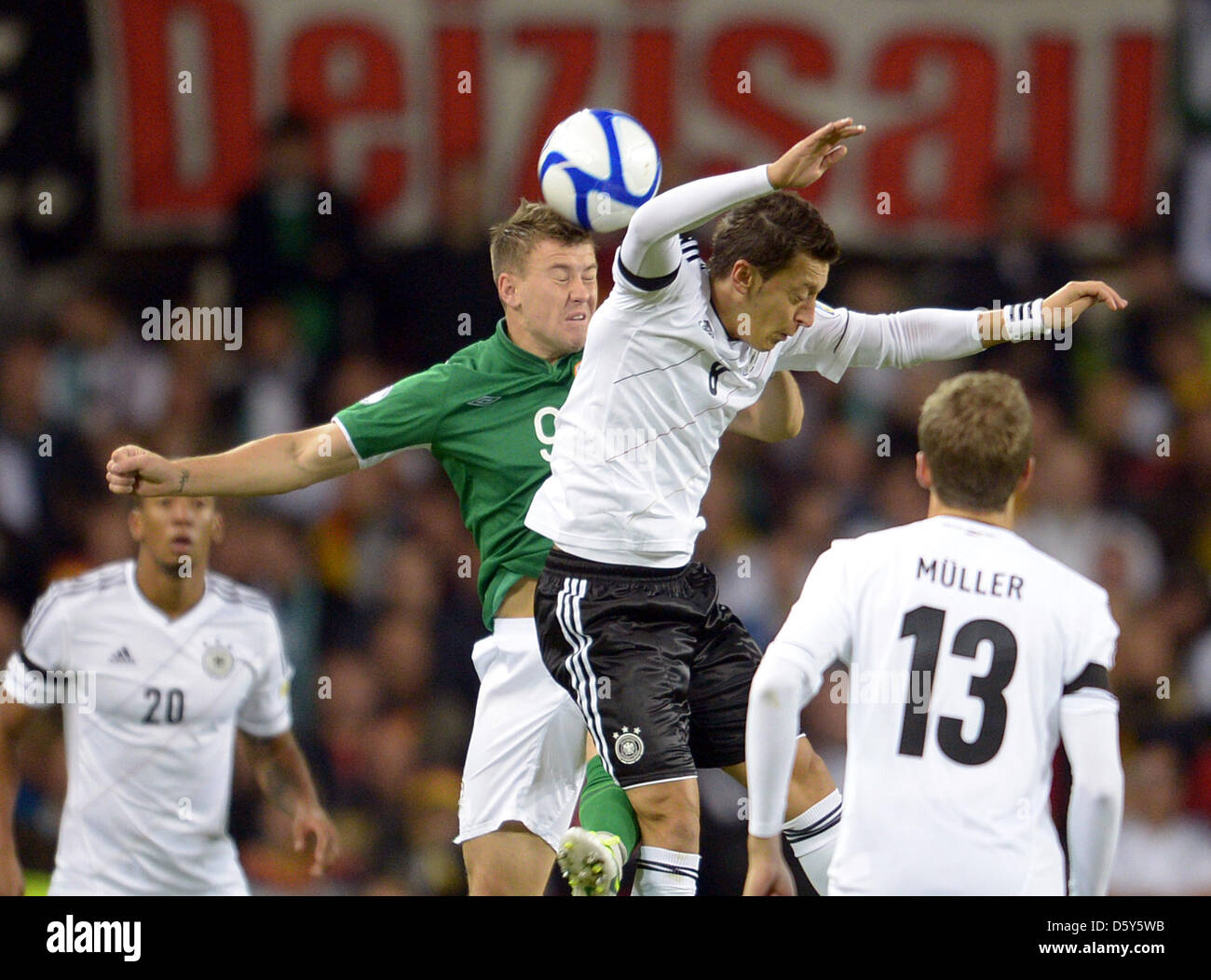 Germany's Mesut Özil (r) vies for the ball with Ireland's Simon Cox ...