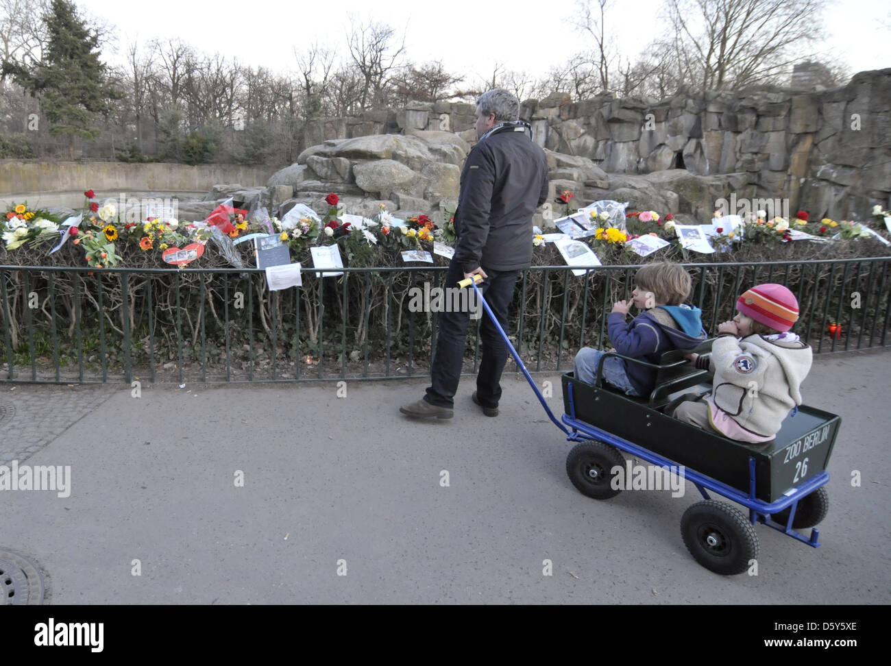 Berliners mourn the death of beloved polar bear Knut who at the age of ...