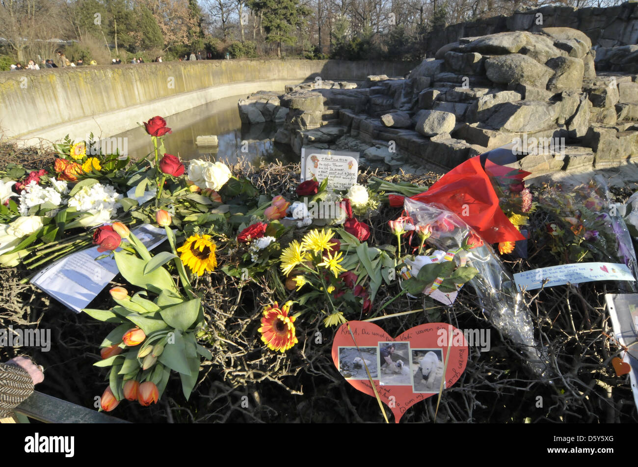 Berliners mourn the death of beloved polar bear Knut who at the age of ...