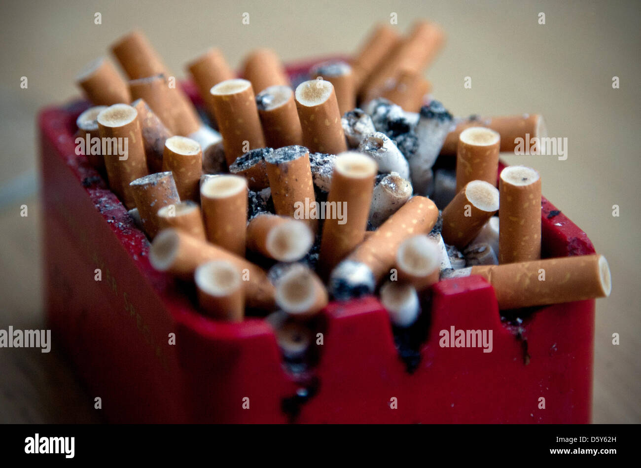 Full ashtray cigarettes on table hi-res stock photography and images ...