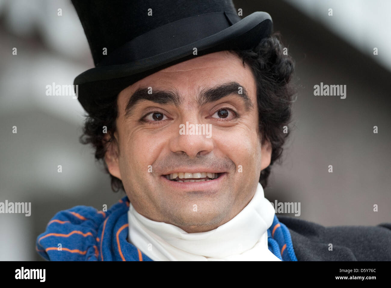 Mexican tenor singer Rolando Villanzon poses at the Universal Music ...