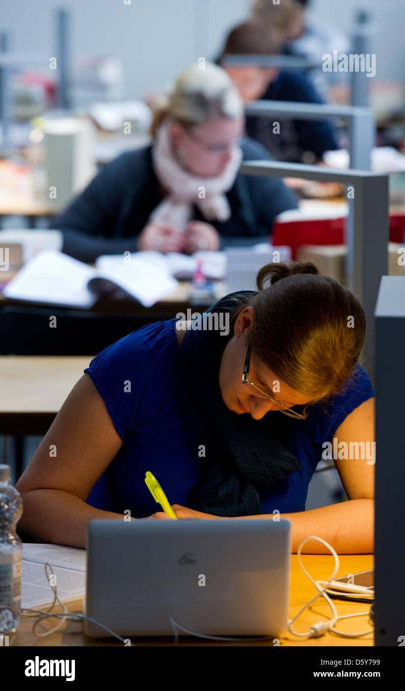 Studentsof the Viadrina Europa University study at the library in ...