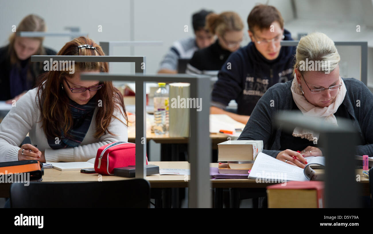 Studentsof the Viadrina Europa University study at the library in ...