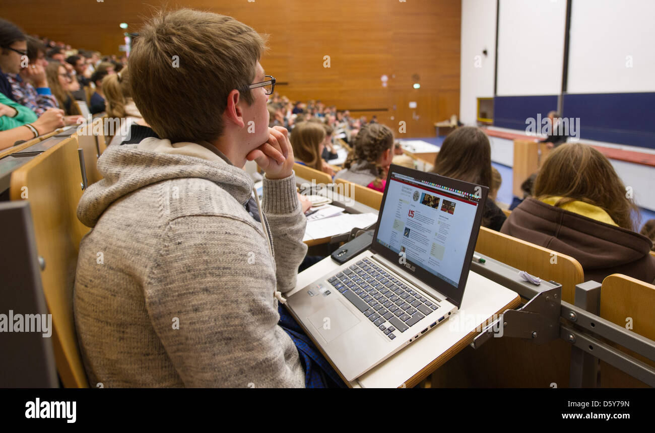 Students attend a lecture for first semester students at the university ...