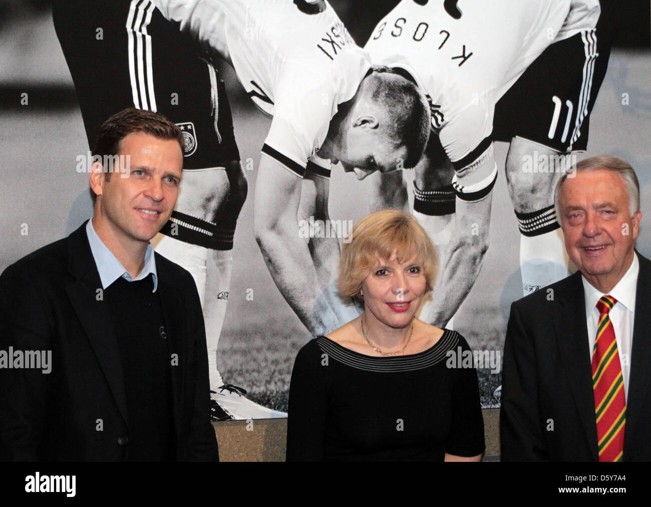 Members national soccer team pose hi-res stock photography and images ...