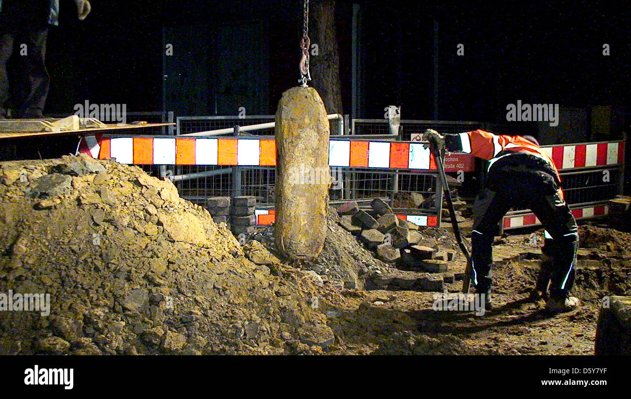 Bomb defusing hi-res stock photography and images - Alamy