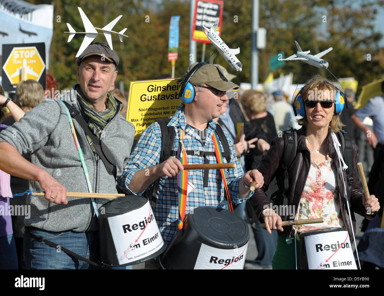 Several thousand people demonstrate at the new runway of Frankfurt ...