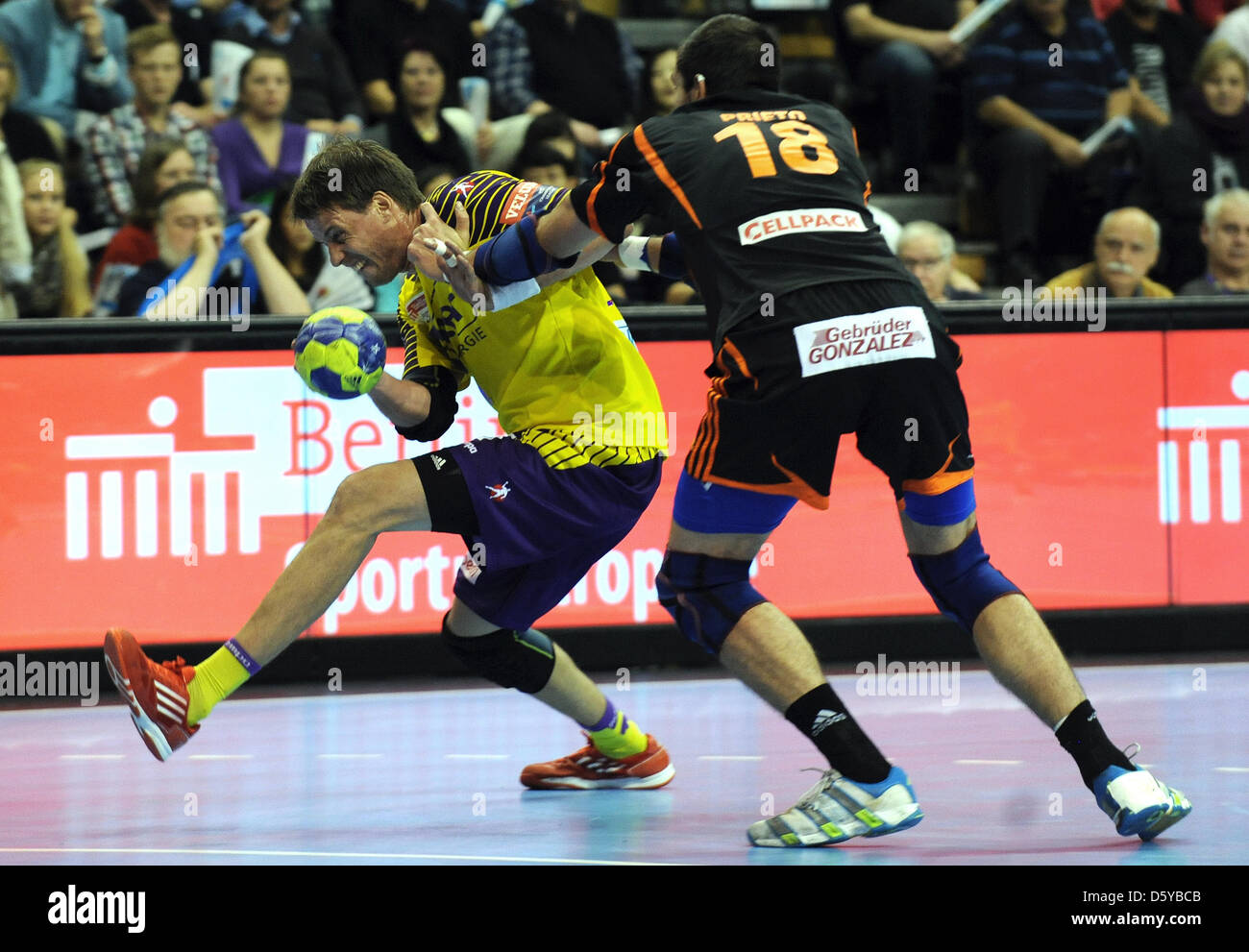 Berlin's Torsten Laen (L) vies for the ball with Schaffhausen's Carlos ...