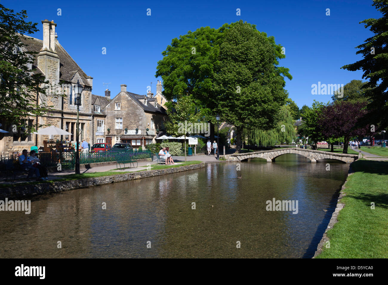 Blue sky river windrush english village hi-res stock photography and ...