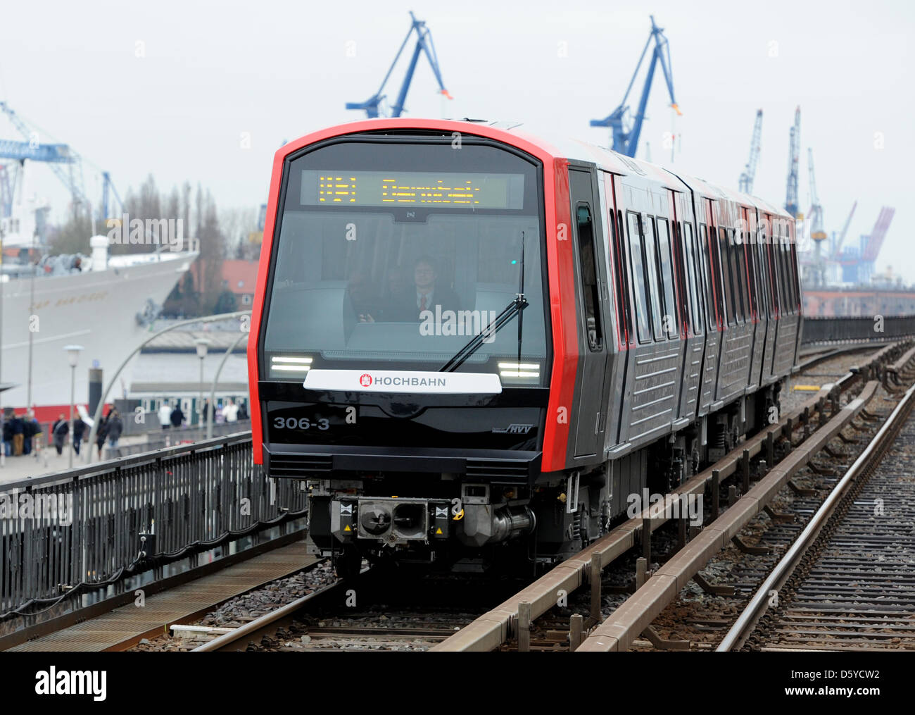 The new metro cars DT5 are being tested on the U3 line in Hamburg ...