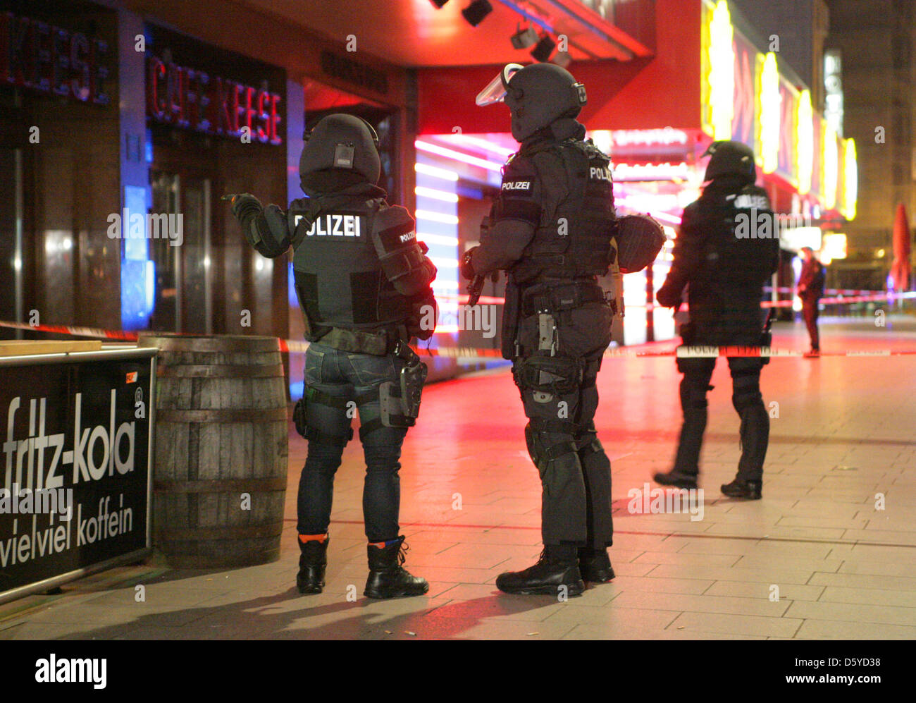 Police officers stand in front of a bar in Sankt Pauli in Hamburg ...