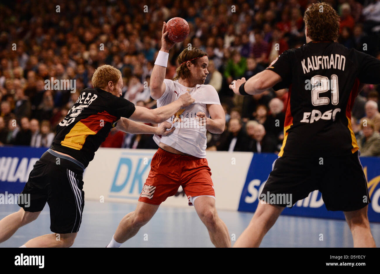 Handball defend goal hi-res stock photography and images - Alamy