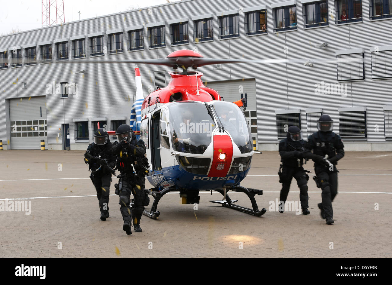 Police officers of the Mobile special response unit (Mobiles ...