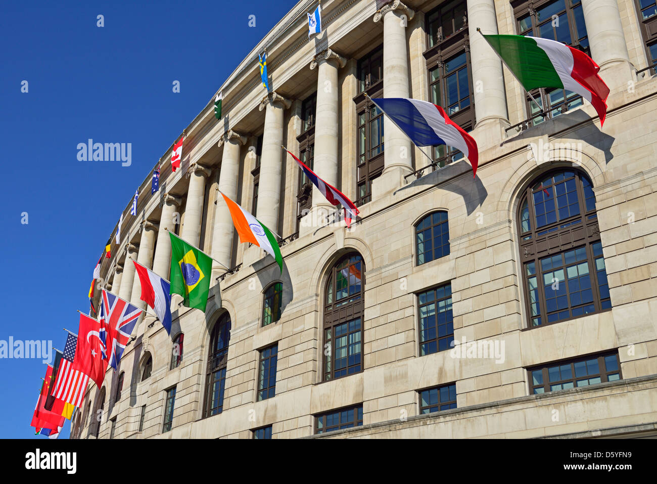 Unilever house 100 victoria embankment hi-res stock photography and ...