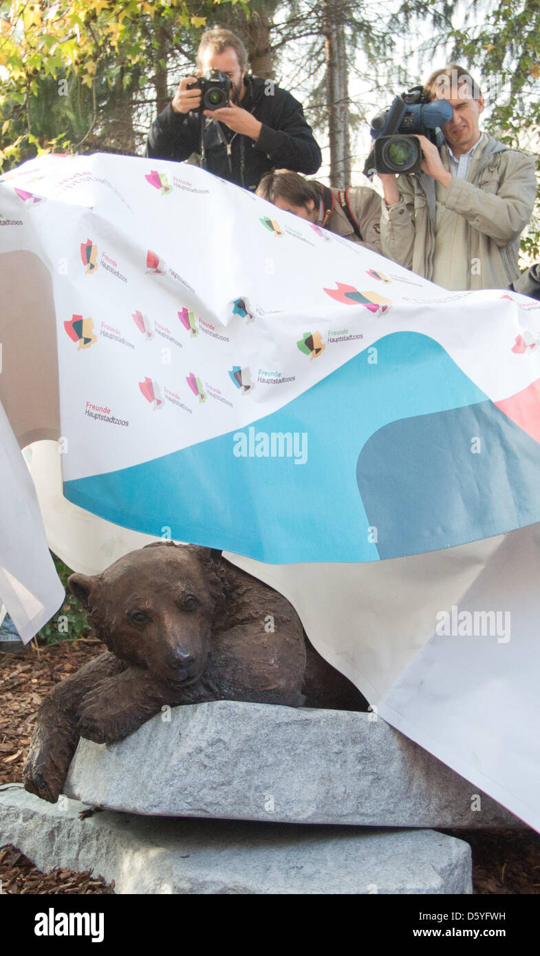The new bronze statue of polar bear Knut is unveiled during its ...