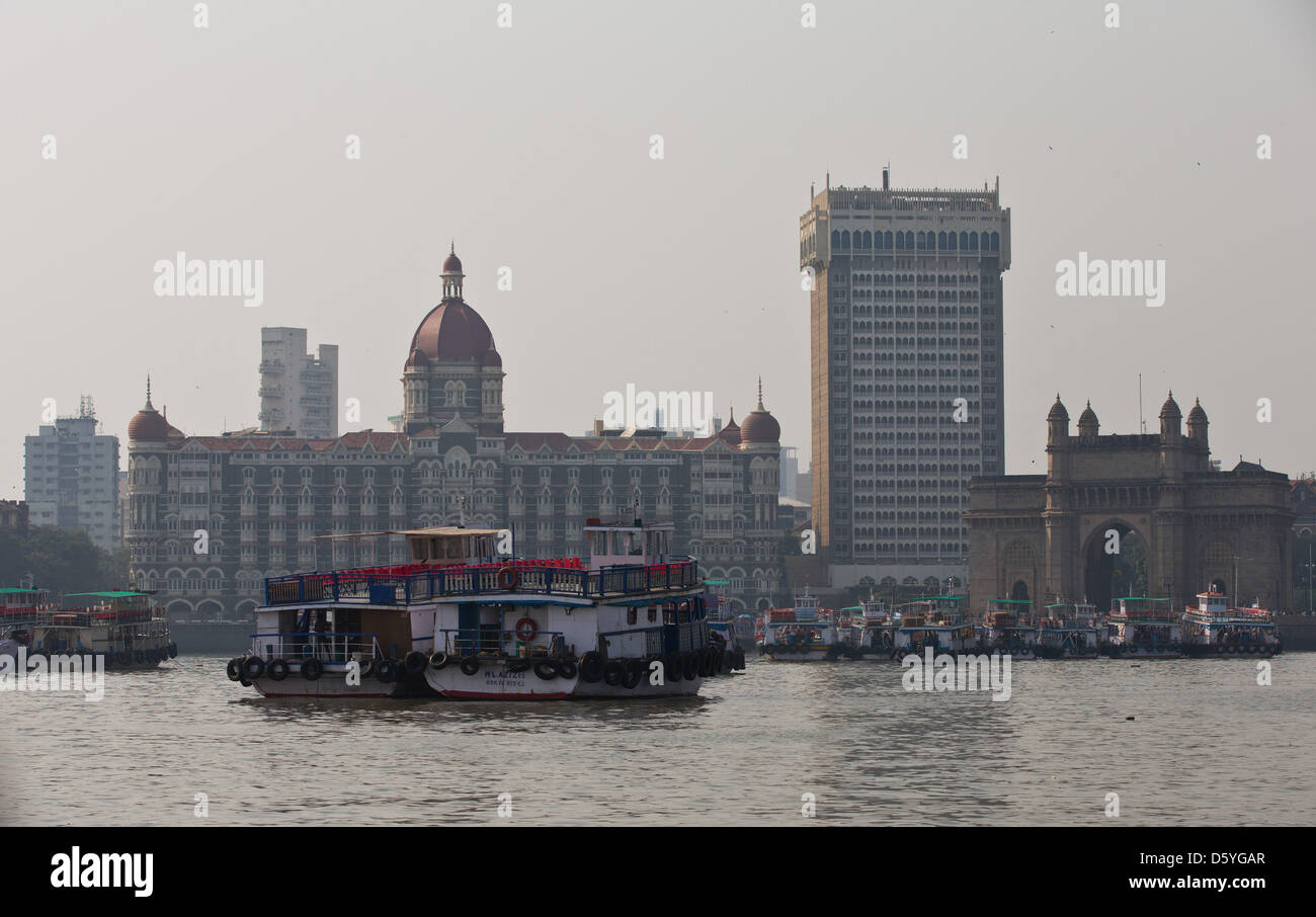 Excursion boats harbour in the water in front of the Hotel Taj Mahal Palace and the India Gate ...
