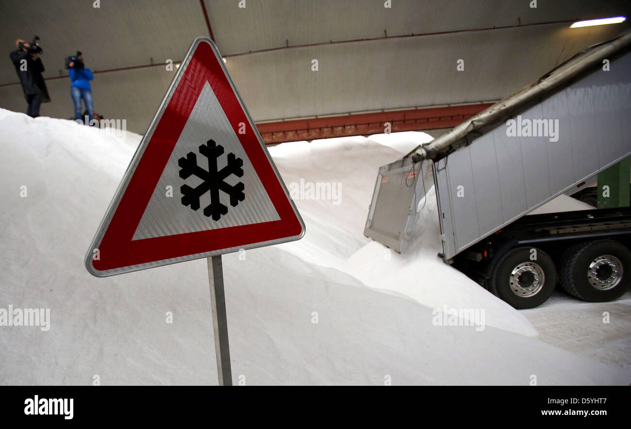 An employee of the road patrol carries an ice warning sign into a hall ...