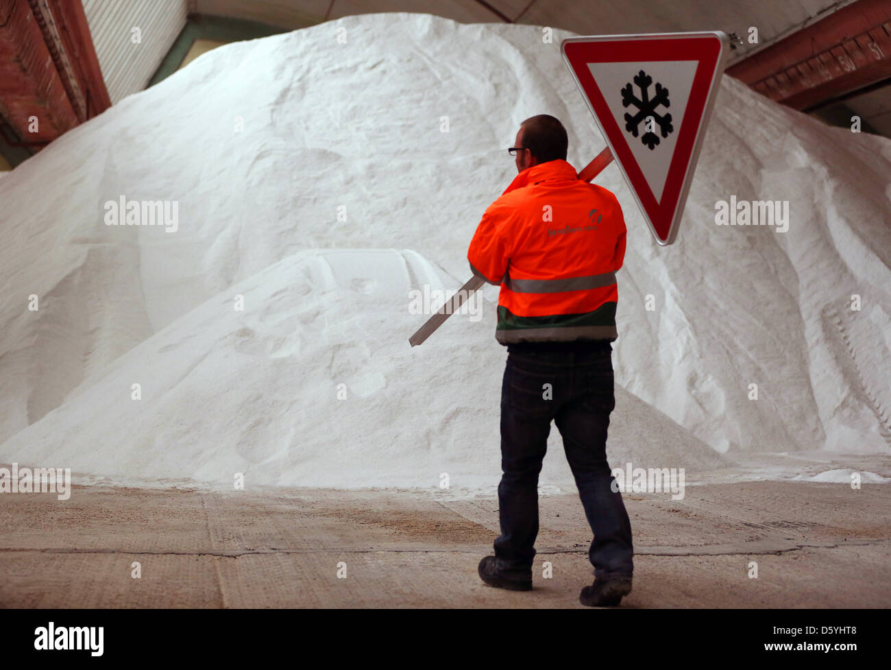 An employee of the road patrol carries an ice warning sign into a hall ...